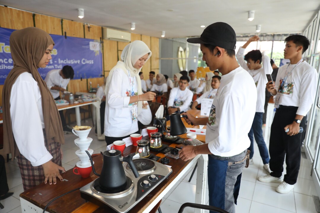 Lima Teman Tuli Dapat Tawaran Kerja Berkat Ikut Pelatihan Pramusaji ... Lima Teman Tuli Dapat Tawaran Kerja Berkat Ikut Pelatihan Pramusaji ...